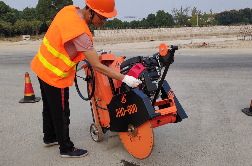 Concrete Cutter Test on the Highway - Changzhou Jiehe Machinery Co., Ltd.